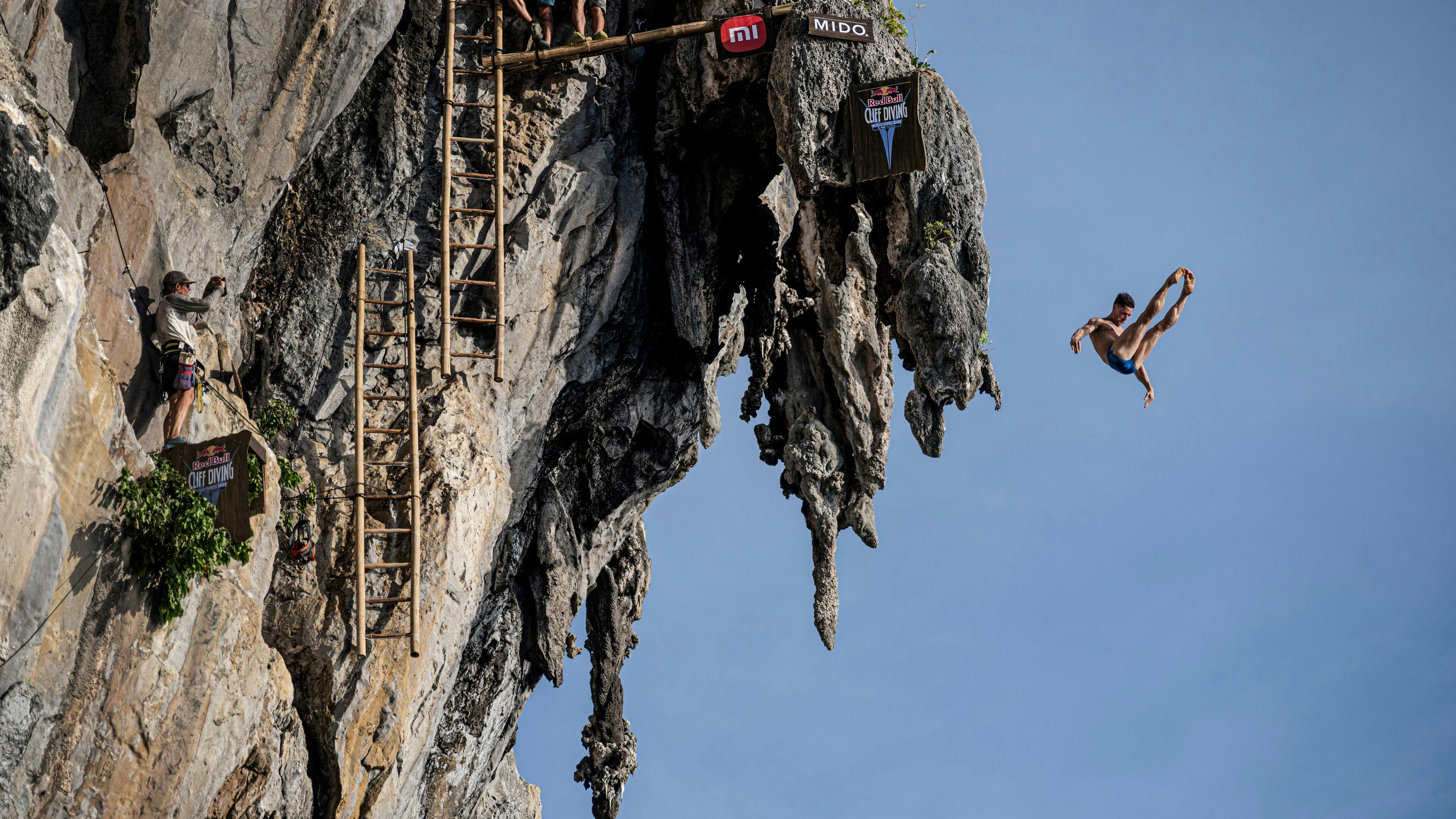 2023 champ Constantin Popovici gets three 9s to kick off Cliff Diving ...