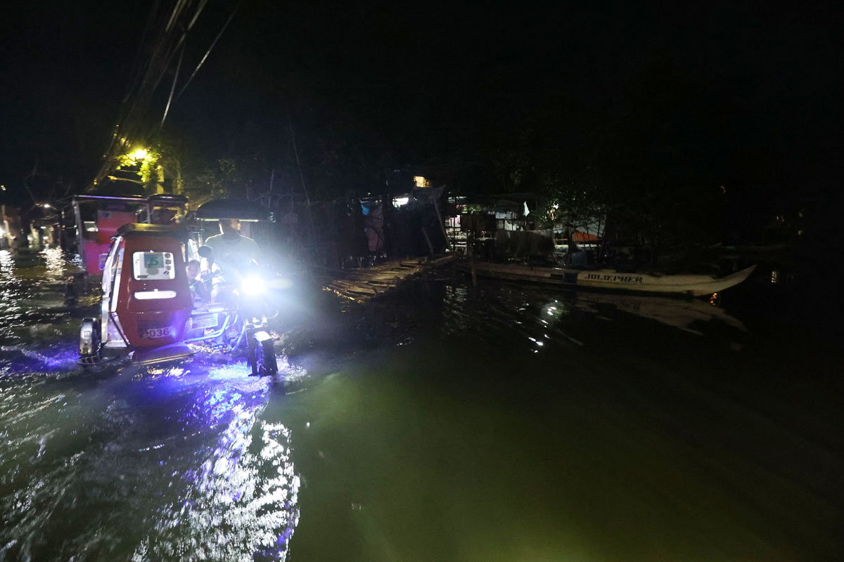 IN PHOTOS: Living Amid Flood In Hagonoy, Bulacan | OneNews.PH