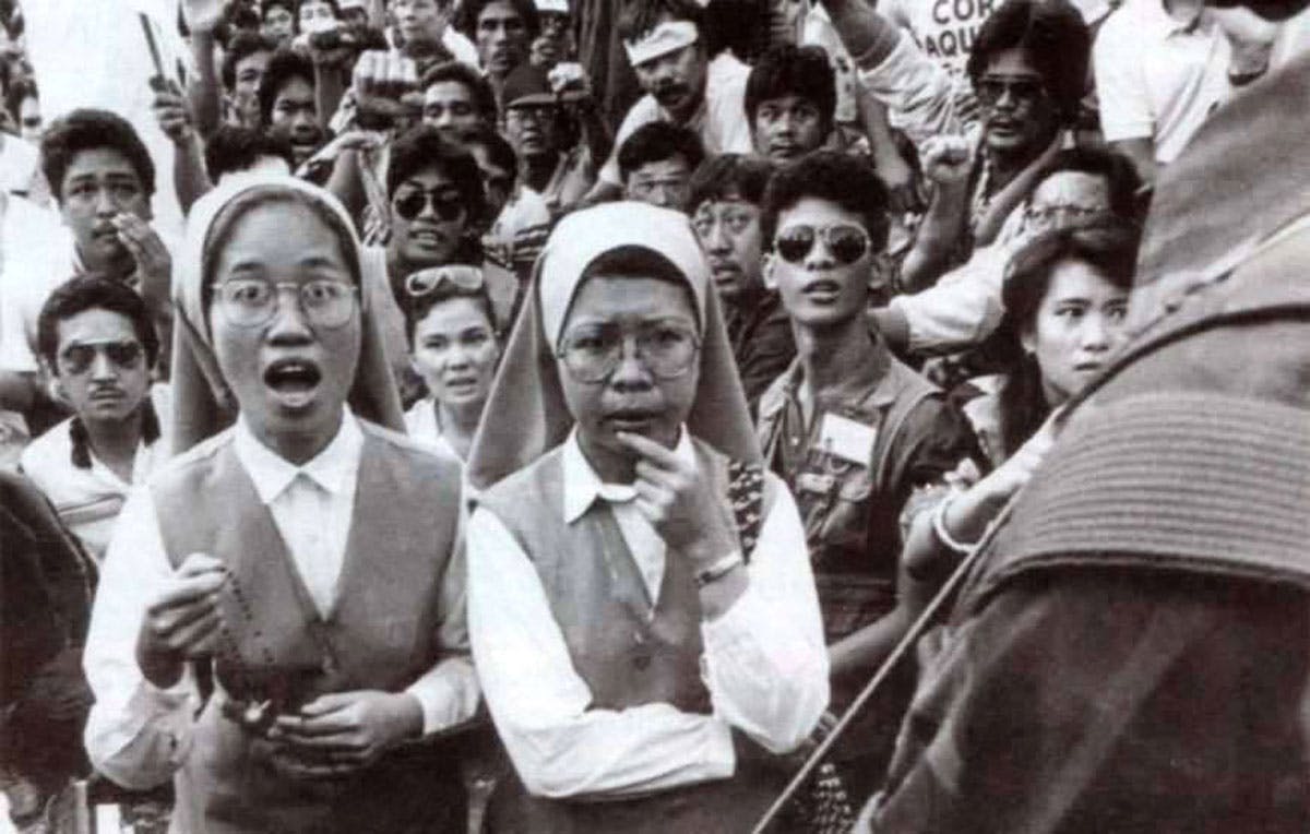 EDSA 1986 Memories: ‘Luhod Tayo, Luhod!’ | OneNews.PH
