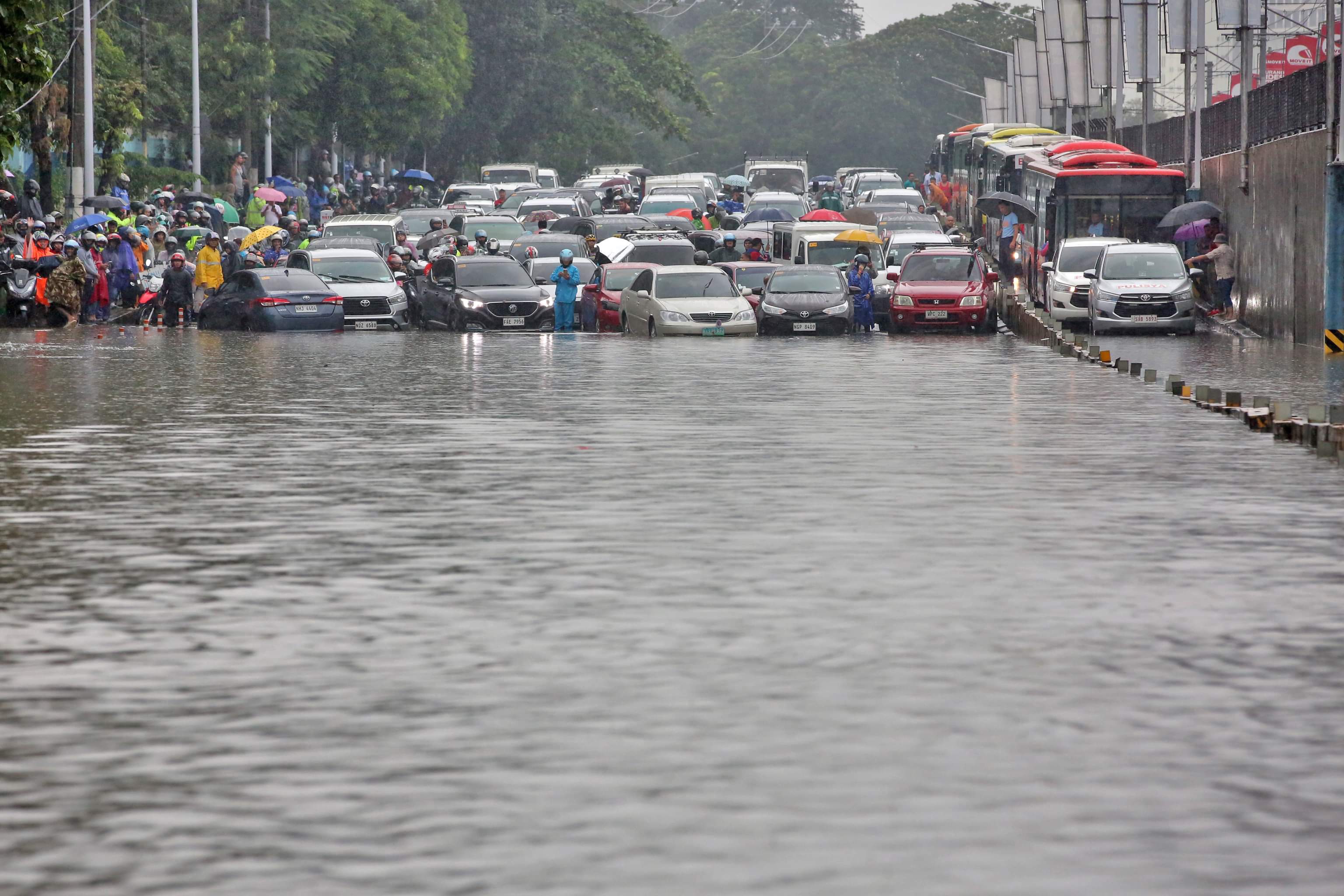 Floods Hit Metro Manila Roads; 2 LPAs Monitored | OneNews.PH
