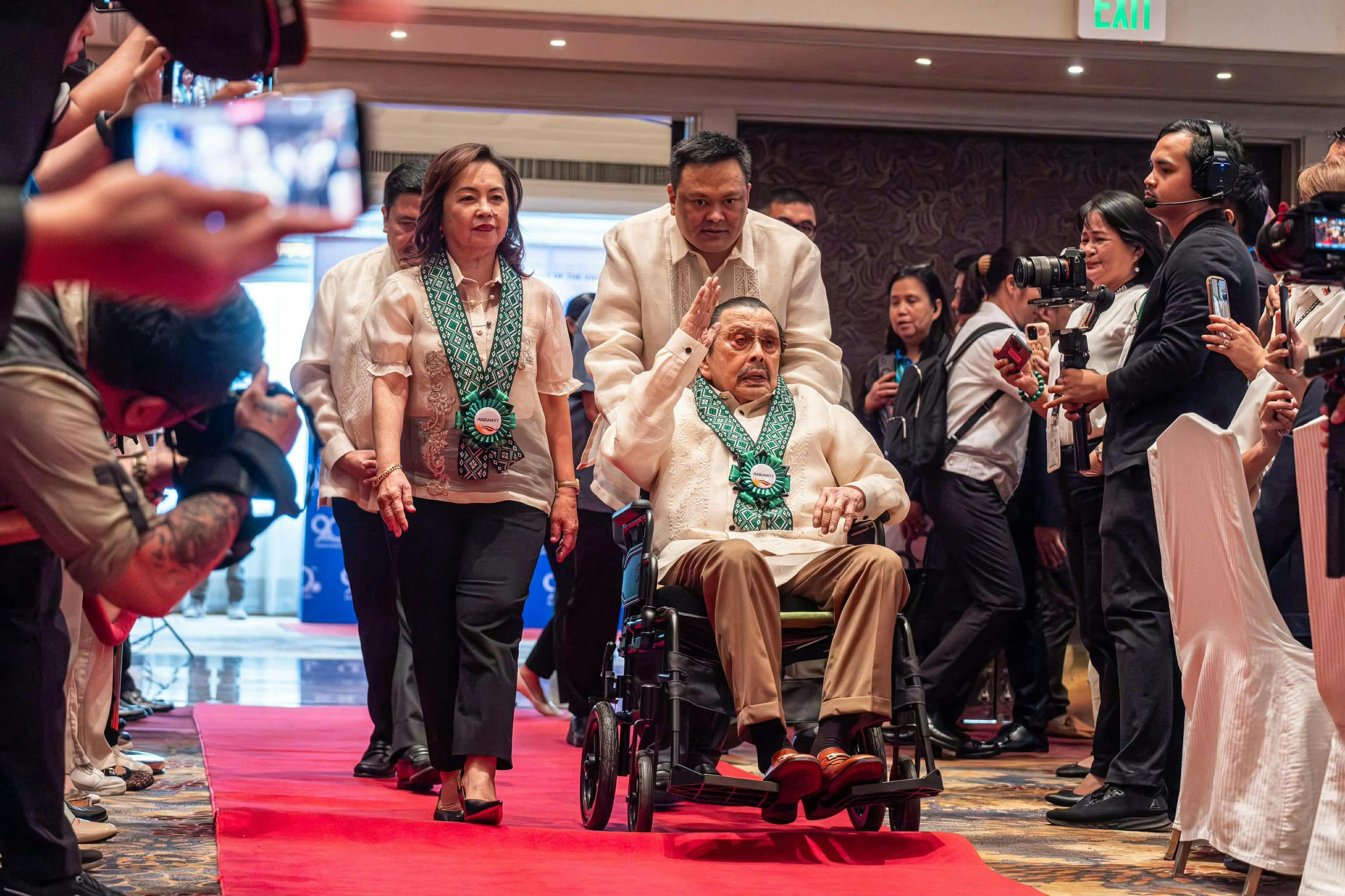 GMA, Erap Attend Reunion Of VPs | OneNews.PH