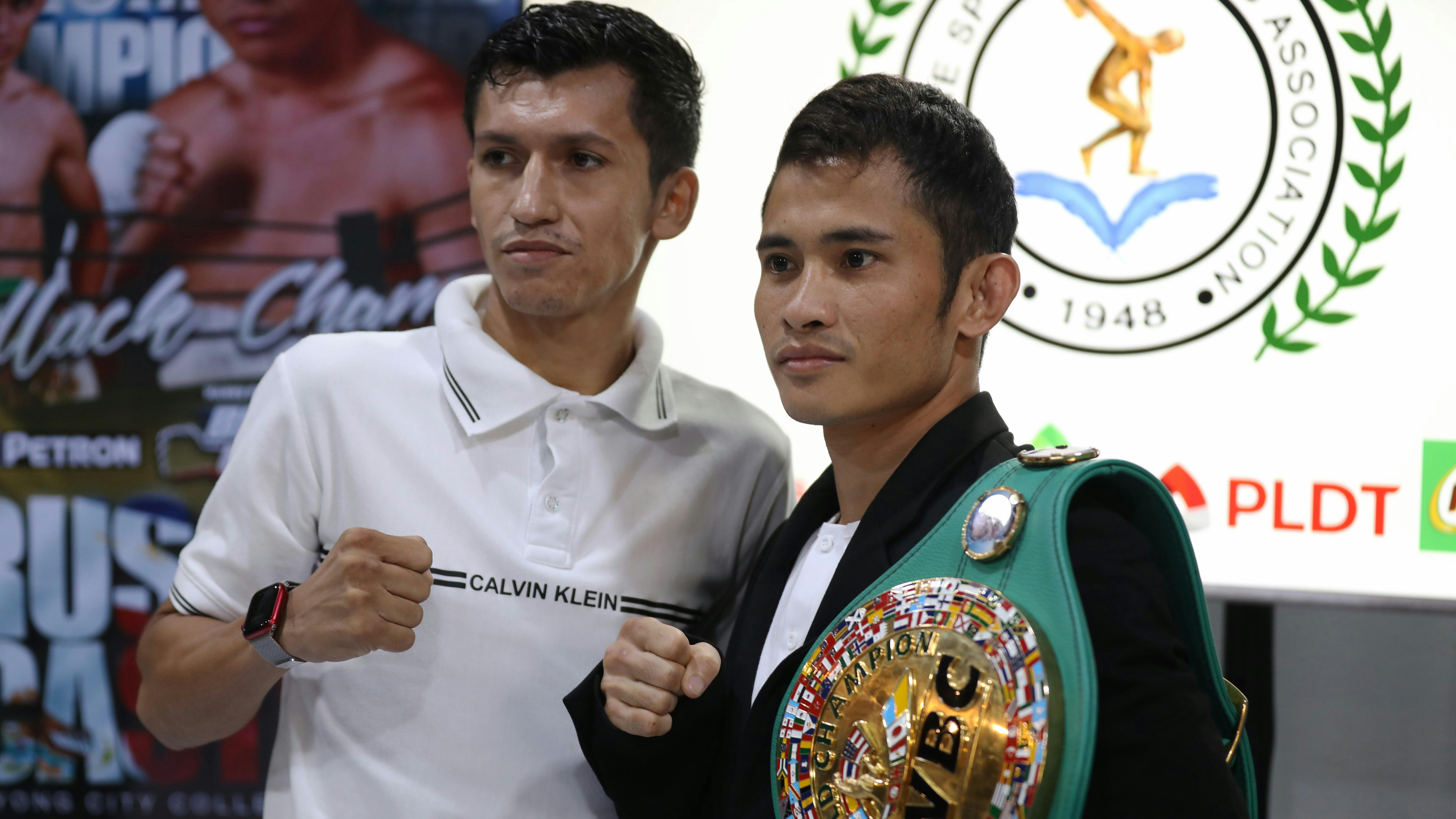 Mexico's Luis Angel Castillo jabs at Filipino WBC champ Melvin ...