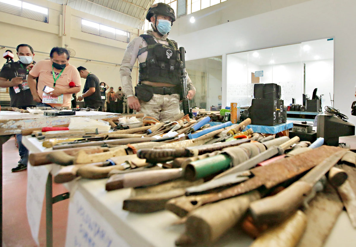 Knives, Contraband Seized In Bilibid | OneNews.PH
