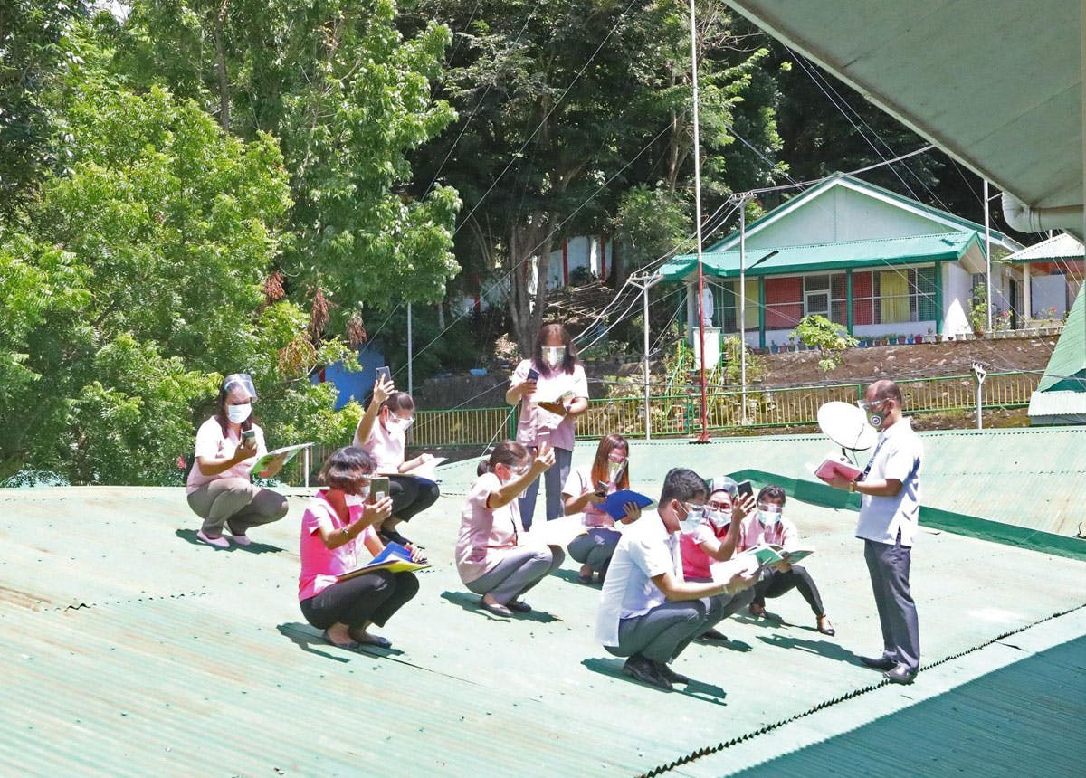 Smart, DepEd Sign Deal For Data Connectivity Of 1 Million Teachers ...