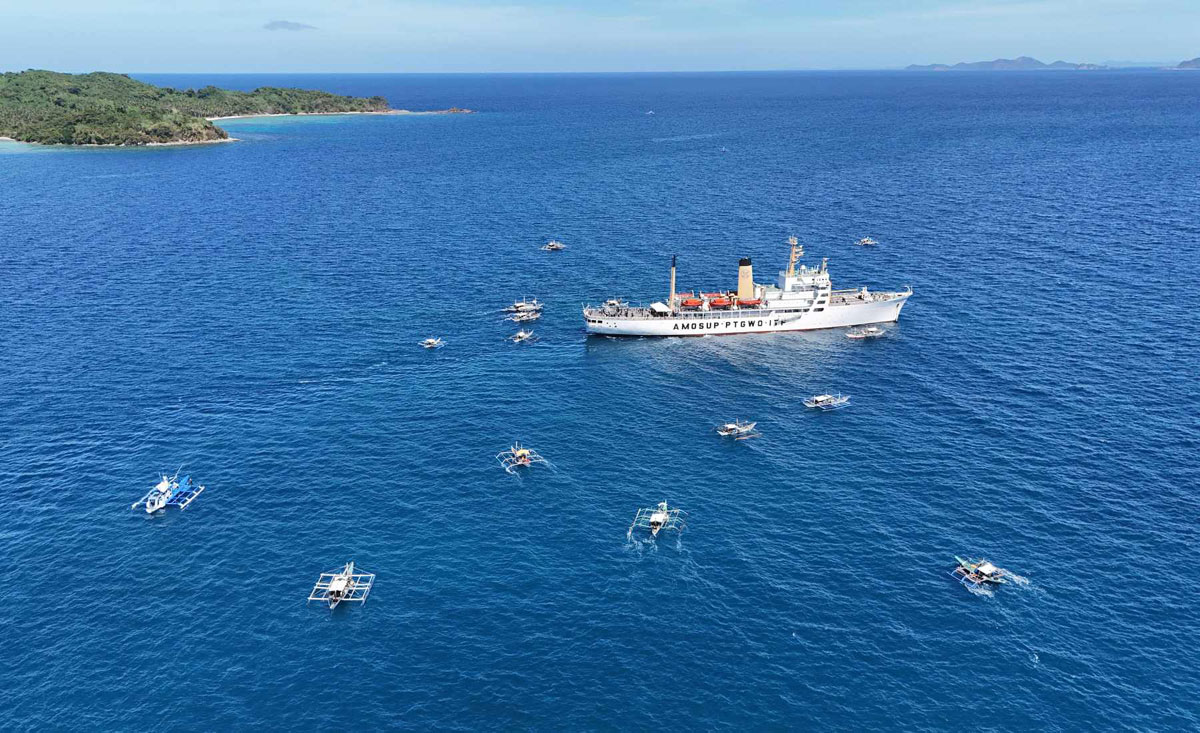 China Coast Guard Ship Moved Towards A Head-On Encounter With Christmas ...