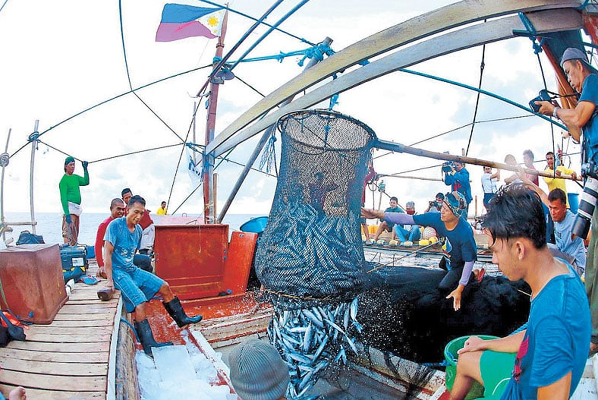 WITH VIDEO: Fishing With Filipinos In Panatag Shoal | OneNews.PH
