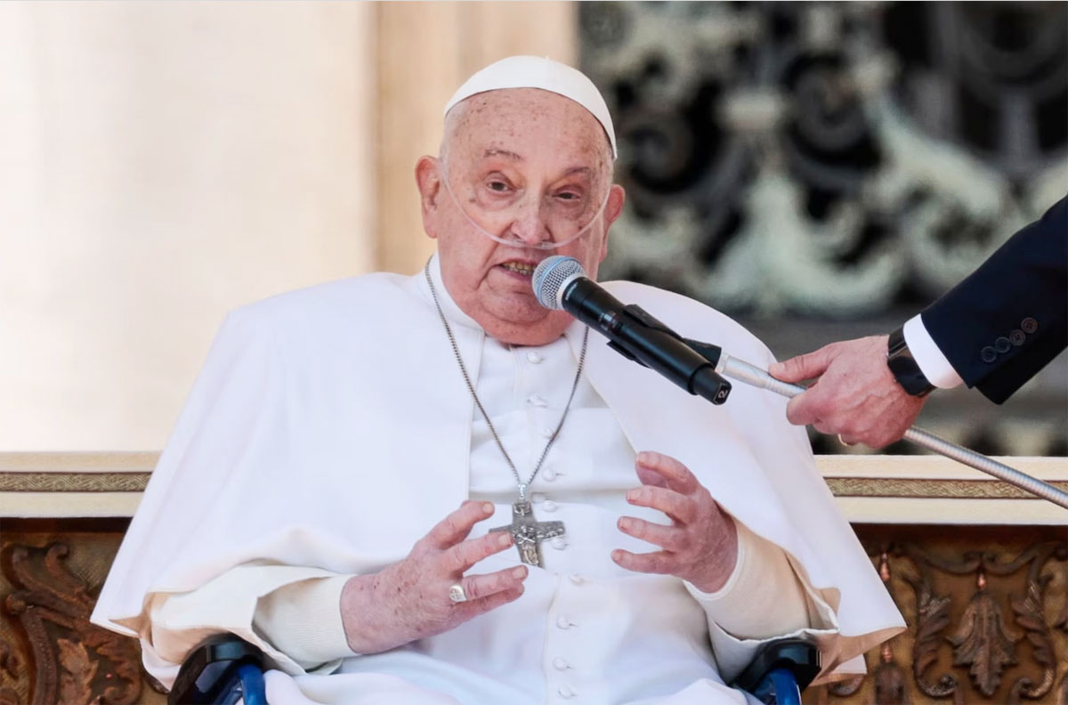 Pope Francis Makes Surprise First Appearance At Vatican After Hospital ...