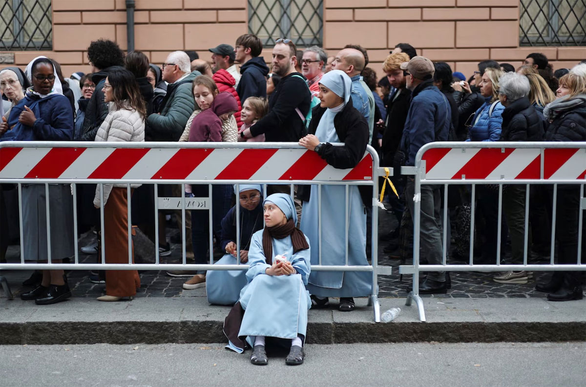 PANOORIN: Publiko, Matiyagang Pumipila Para Masilayan Ang Labi Ni Pope ...