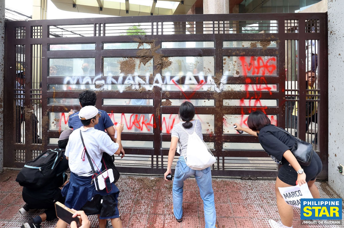 WITH VIDEOS | Groups Storm Discaya Compound; Palace Appeals For Calm ...