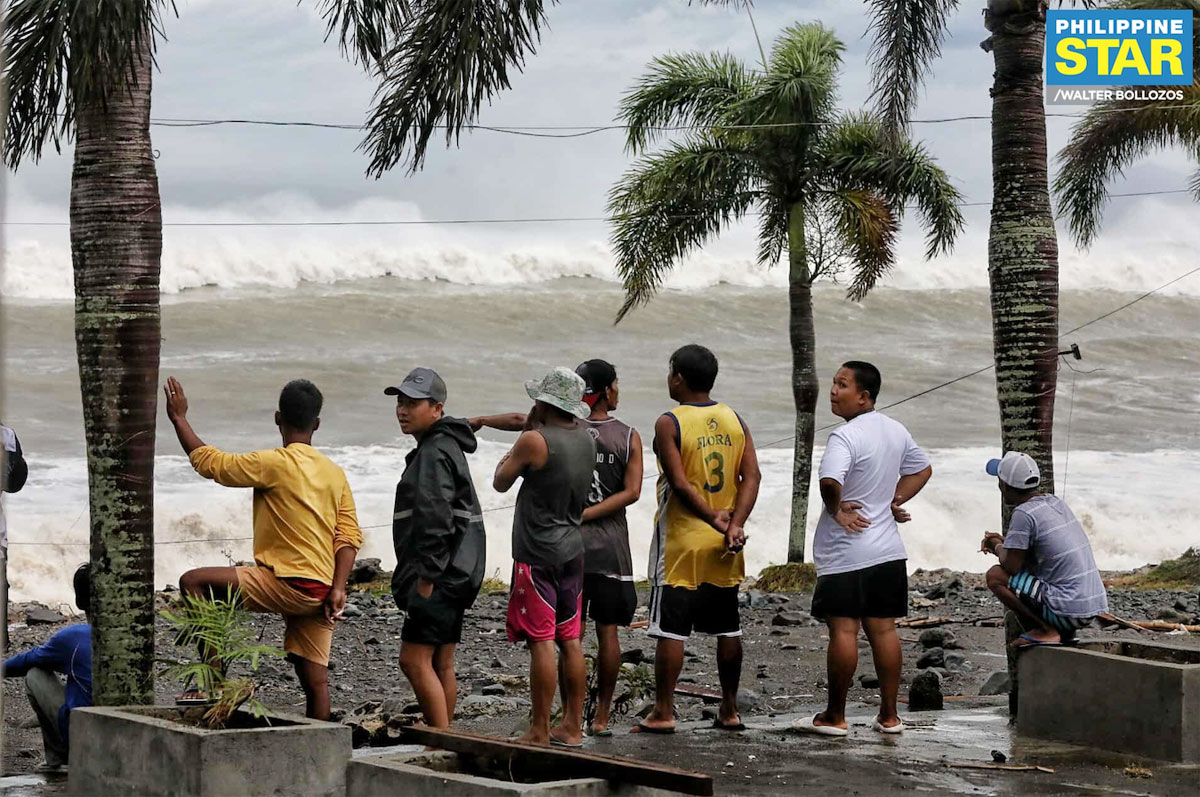 VIRAL: Photo Of Men Smiling As They Flee Uwan’s Fury In Aurora | OneNews.PH