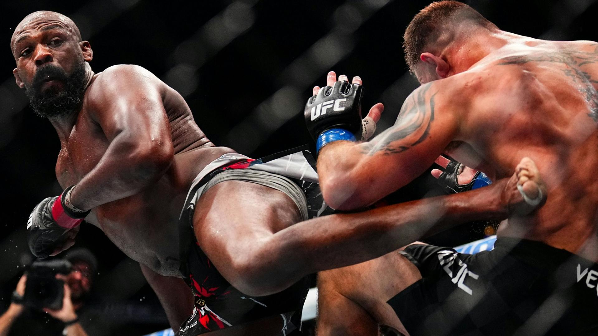 Jon Jones dominates Stipe Miocic to retain UFC Heavyweight Championship ...