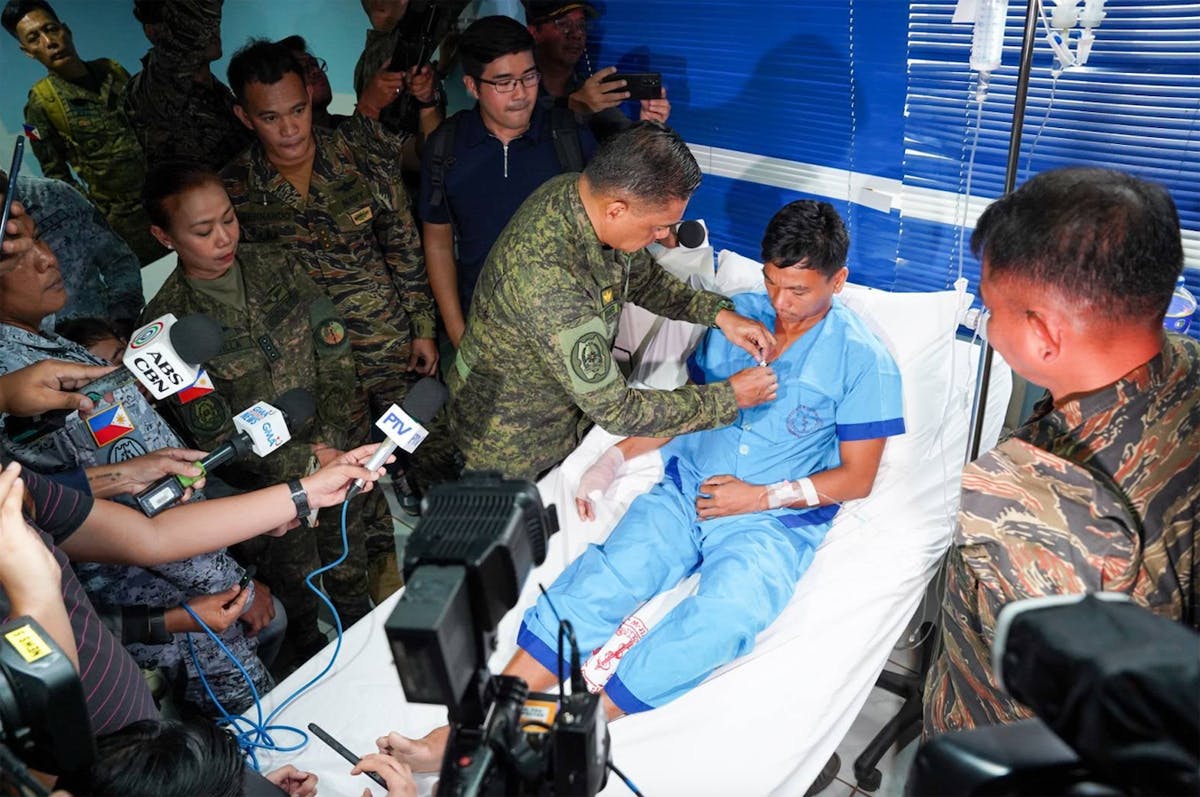 LOOK: Wounded Navy Personnel Awarded For Fighting Back With ‘Everything ...
