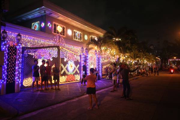 More Holiday Attractions Open Up As Christmas Draws Near | OneNews.PH